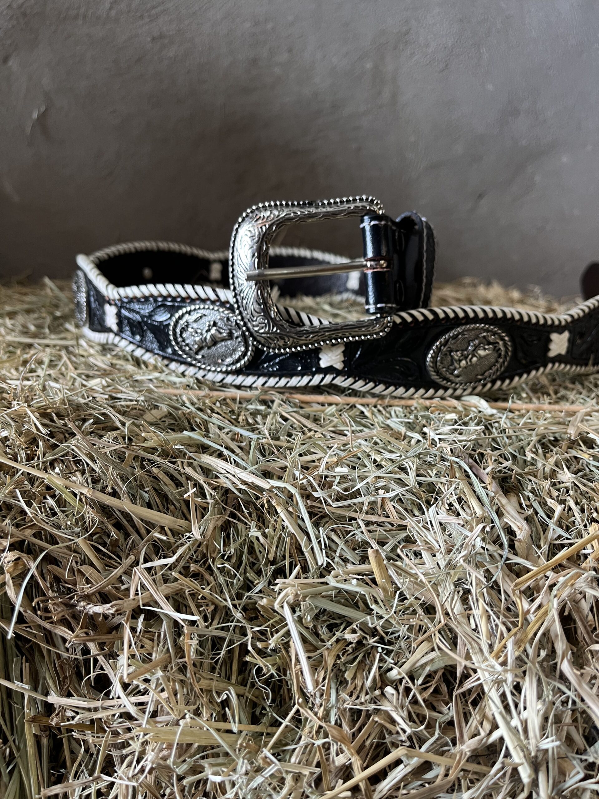 Cinturón Vaquero Cincelado Curvo - El Retoñito Tienda Vaquera